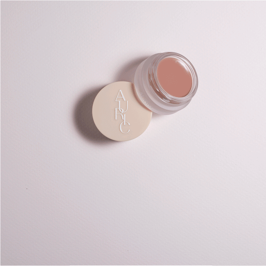 Luxury cosmetics brand created by Samantha Ravndahl